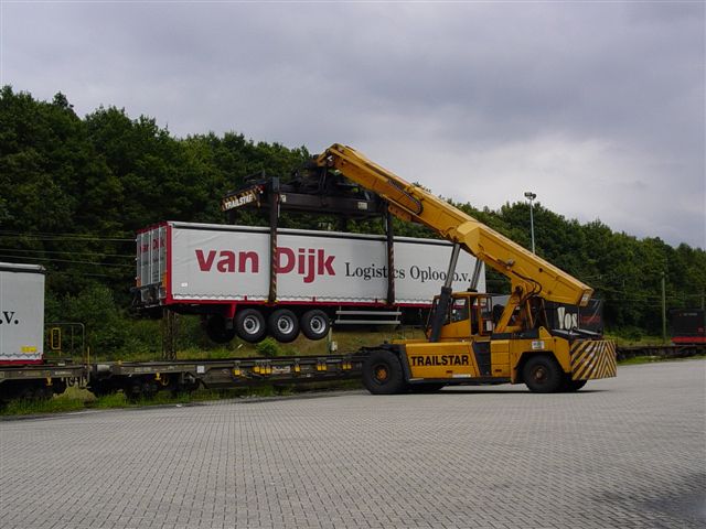 Aankoop huckepack trailers - Van Dijk Logistics